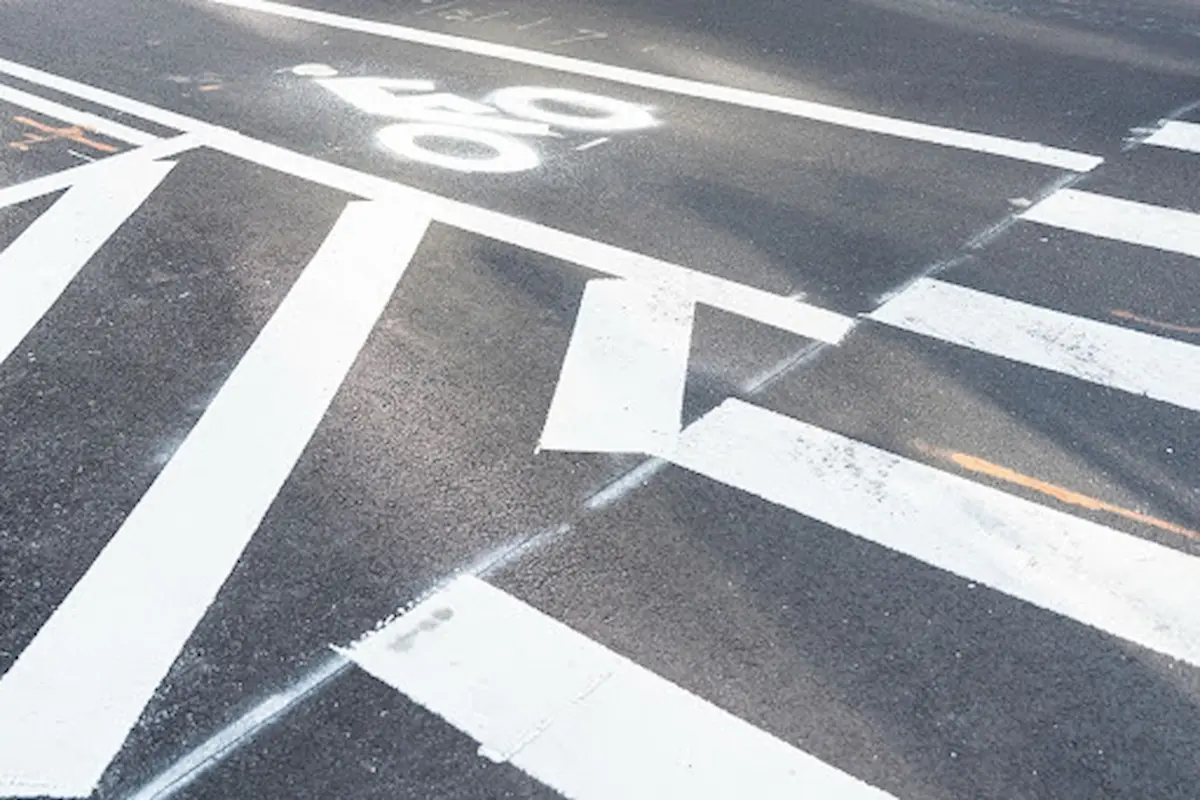5 Fungsi Marka Jalan, Ketahui Pentingnya untuk Keselamatan!